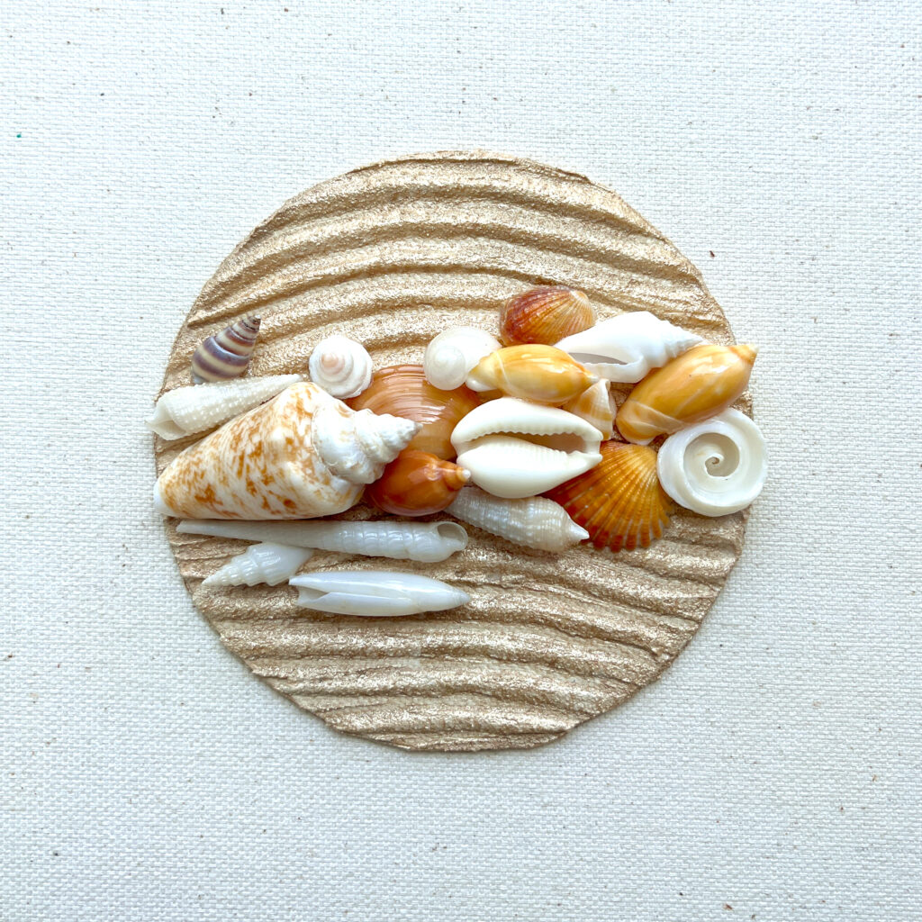 Fridge Magnet with Wavy Golden Texture and Shells of the UAE - OrderCrafts